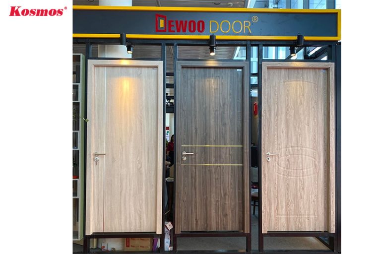 Review cửa gỗ nhựa Dewoo có tốt không? Giá, phân loại 2026